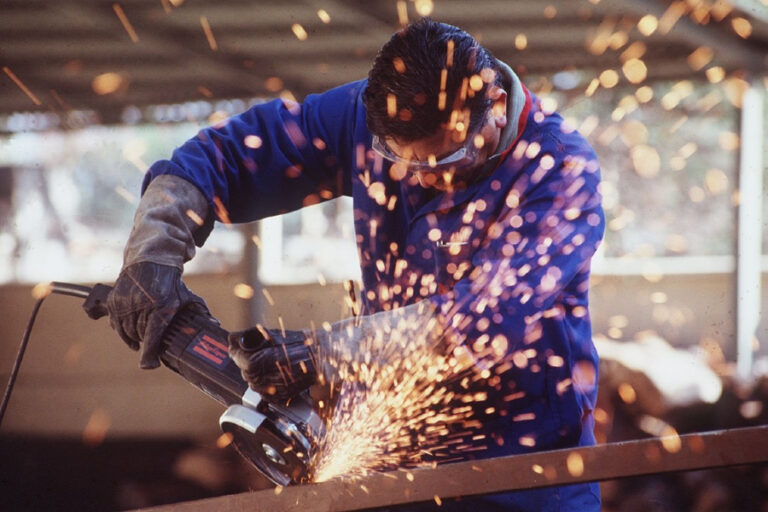 El arte de cortar perfiles y elementos metálicos | La Cuarta Constructor