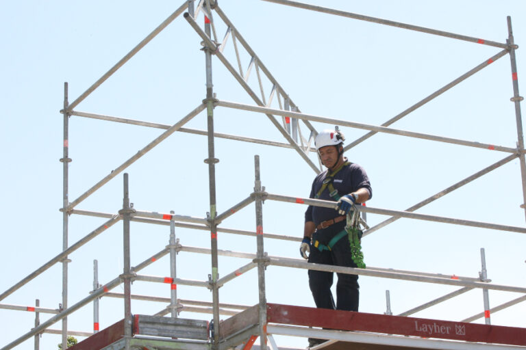 Arme un andamio de forma segura: Revise la estructura y siga las ...